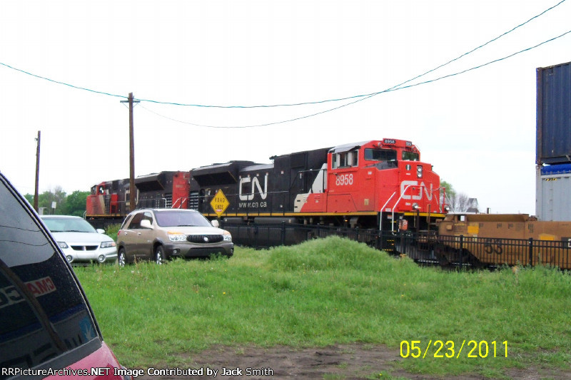 CN 8958 behing 8902